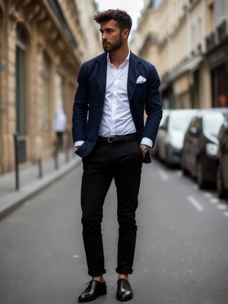 Dunkelblaues Sakko Schwarze Hose